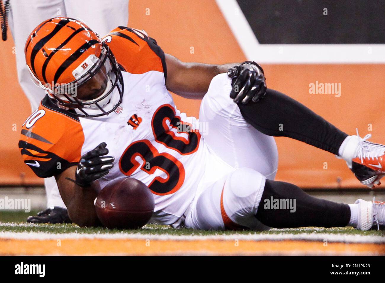 Cincinnati Bengals running back Cedric Peerman (30) grabs his knee ...