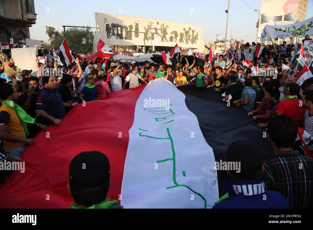 Demonstrators chant in support of Iraqi Prime Minister Haider al-Abadi ...