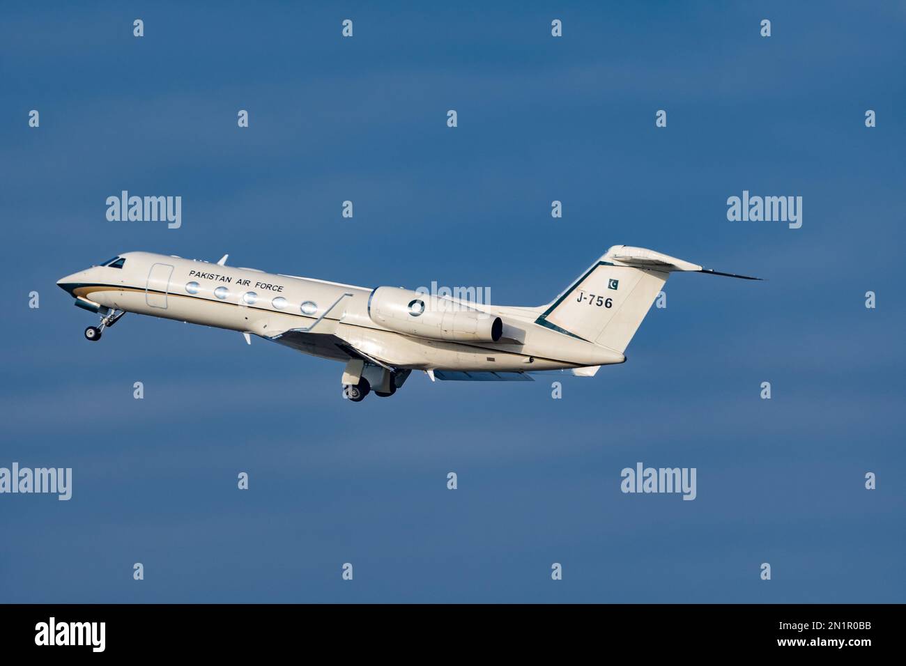 Gulfstream g450 departing hi-res stock photography and images - Alamy