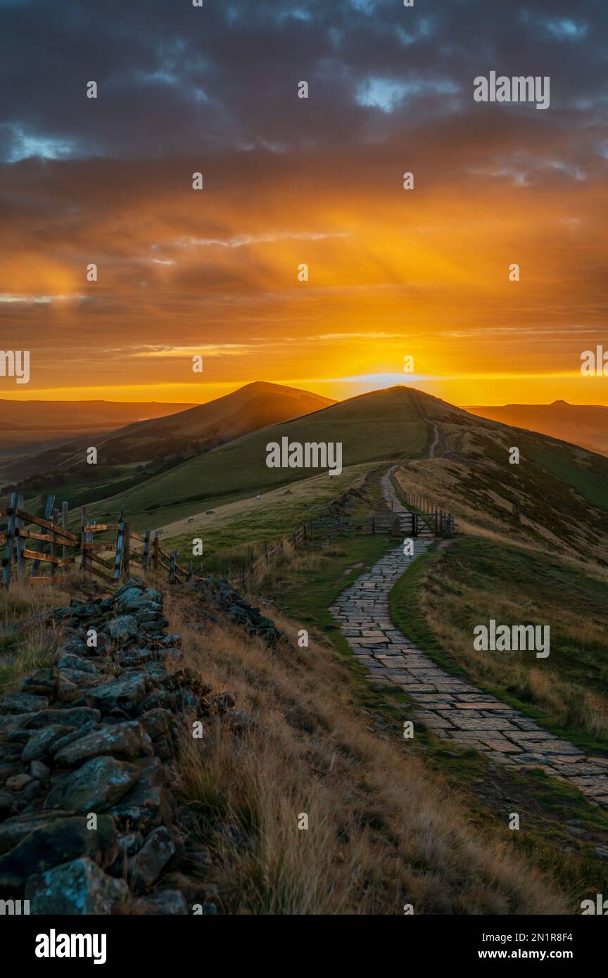 Amazing pre sunrise at The Great Ridge, Peak District, Derbyshire Stock ...