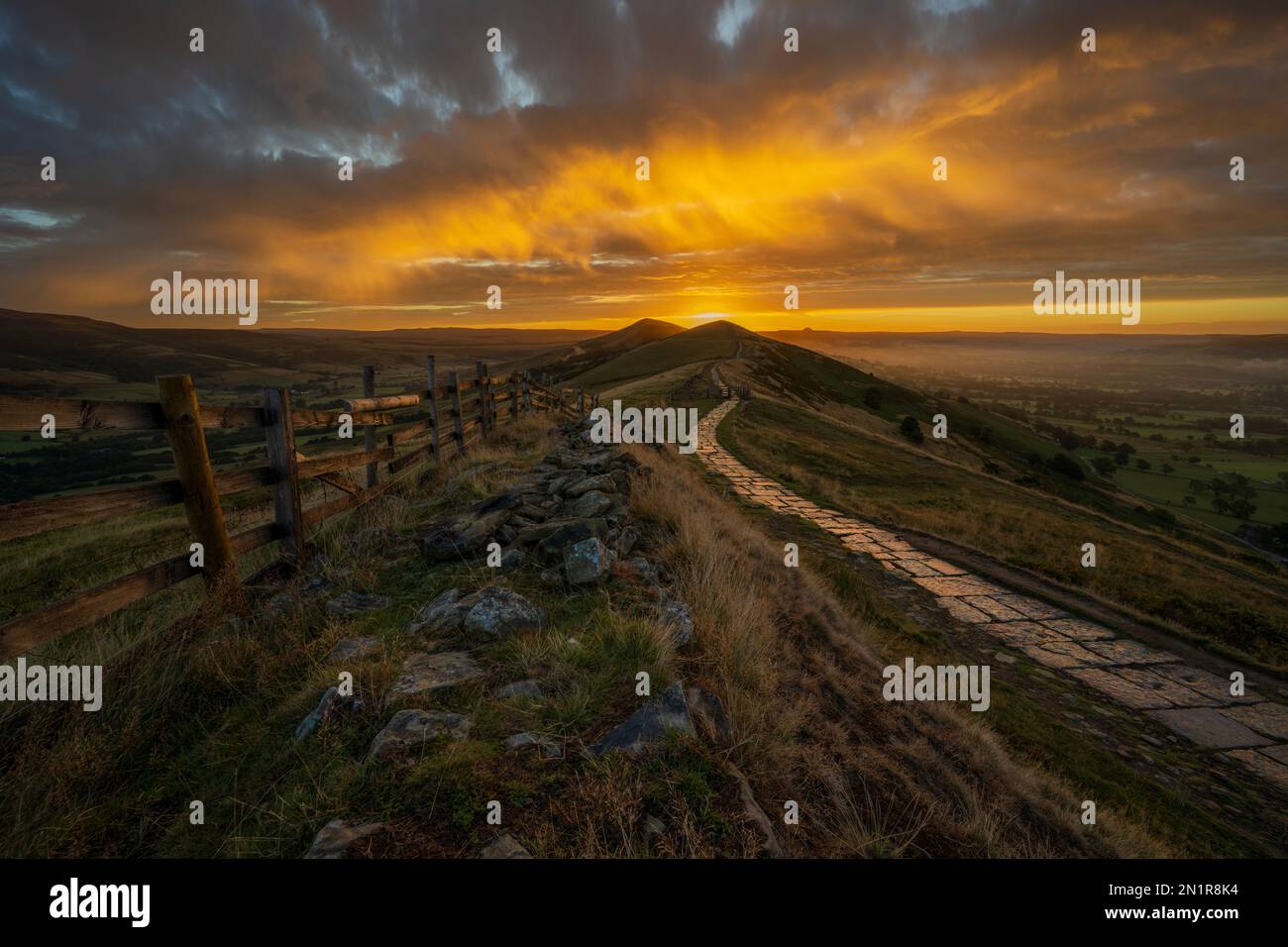 Amazing sunrise at The Great Ridge, Peak District, Derbyshire Stock ...