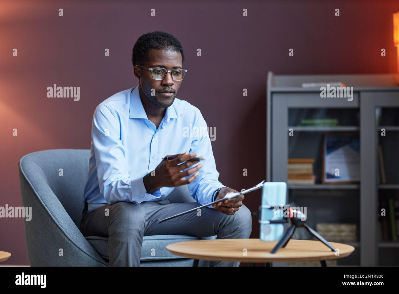 Asking questions family hi-res stock photography and images - Alamy