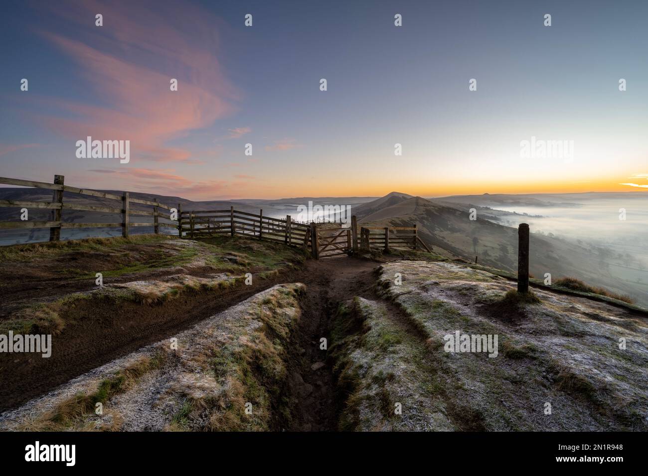 Frosty morning view of The Great Ridge with cloud inversion, The Peak ...
