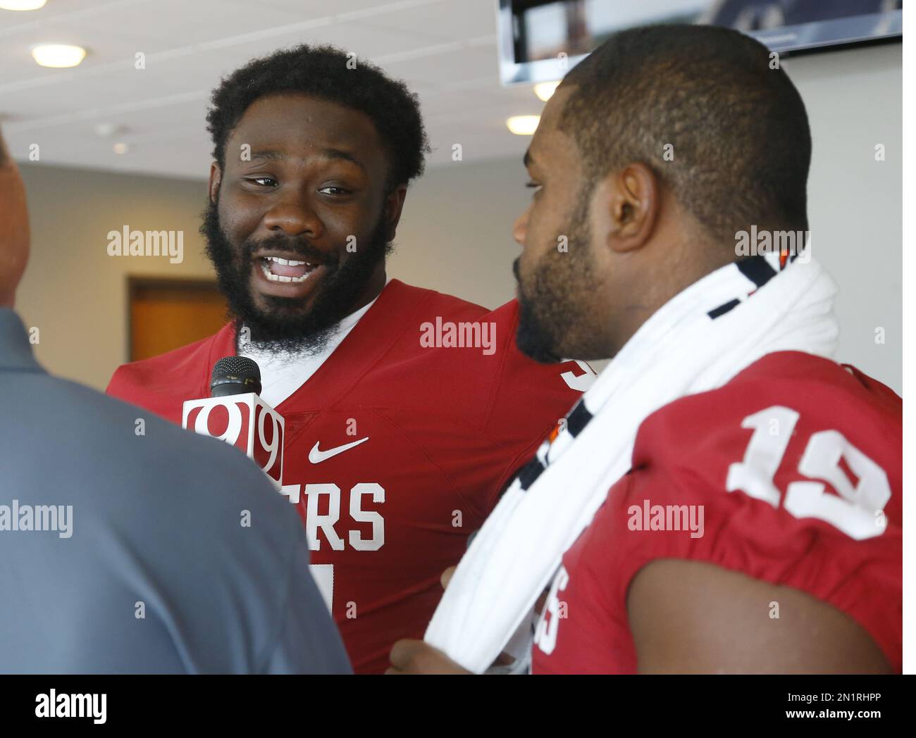 Oklahoma defensive end Charles Tapper, left, talks with linebacker Eric ...