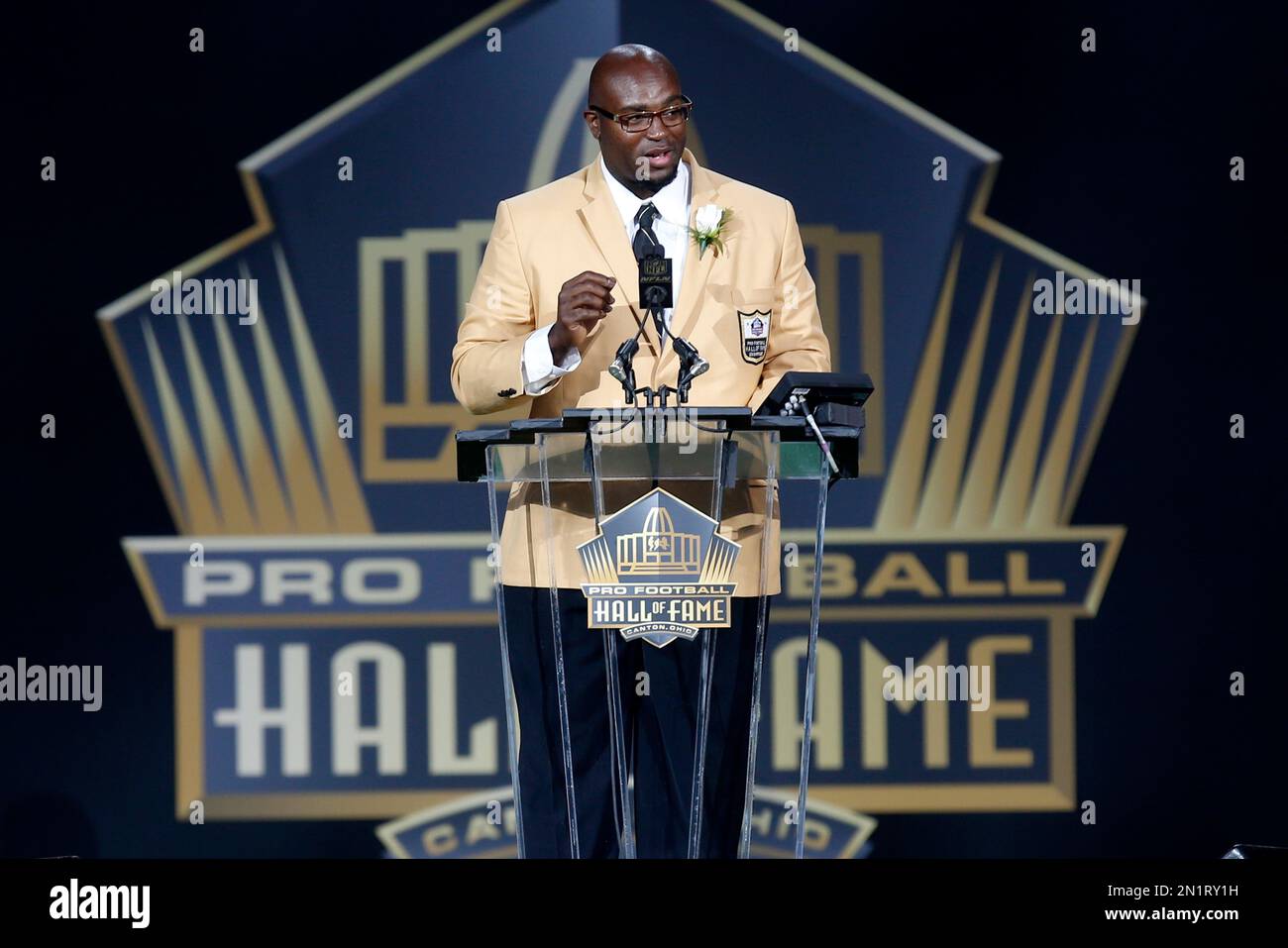 Former NFL player Will Shields delivers his speech during an induction ...