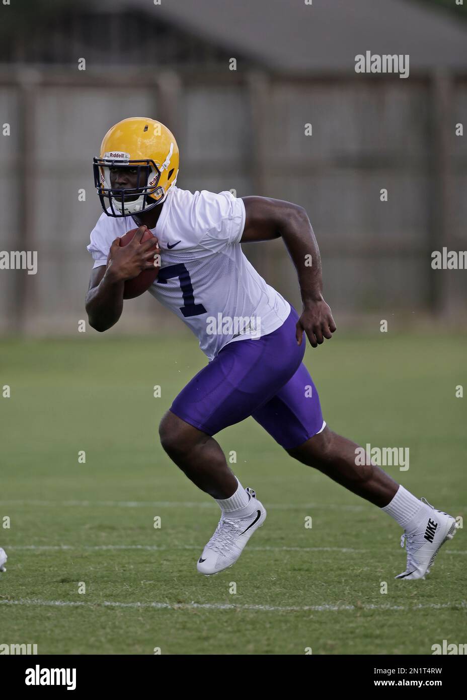 LSU running back Leonard Fournette (7) works out during their NCAA ...