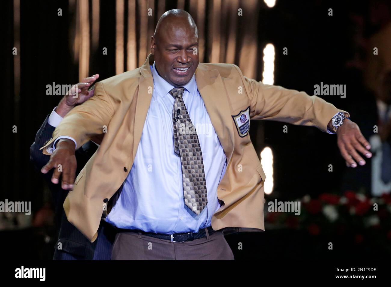 Pro Football Hall of Fame inductee Charles Haley slips into his gold ...