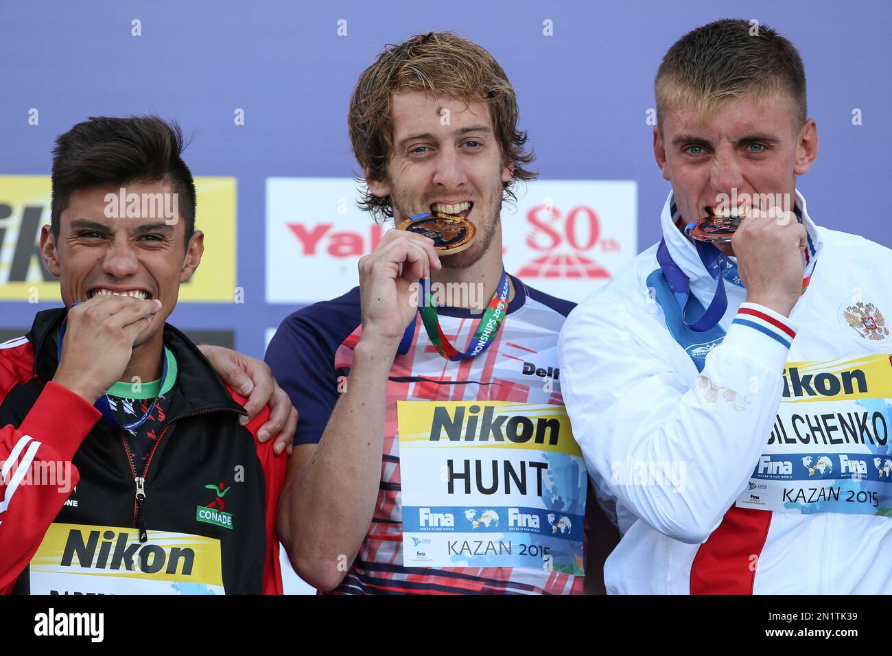 Gold medalist Gary Hunt of Britain, center, silver medalist Bernal Paredes of Mexico, left, and ...
