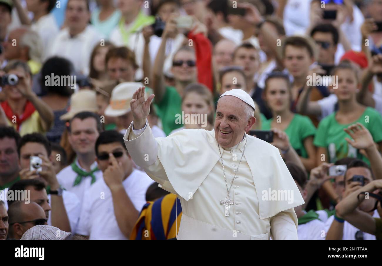 Pope Francis salutes as he arrives in St. Peter's Square at the Vatican ...