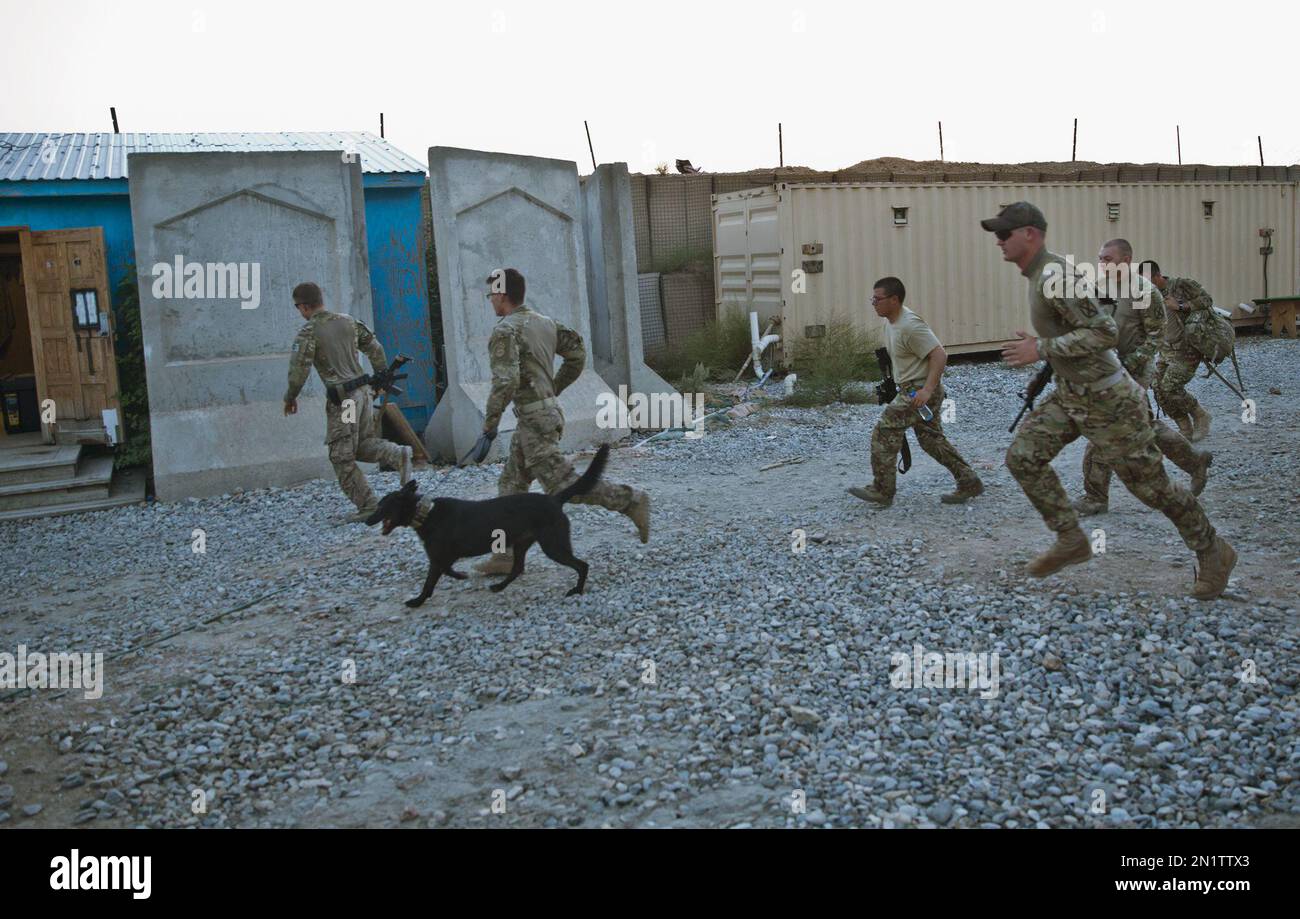 U.S. Army soldiers from Charlie Company, 2-14 Infantry Regiment, 2nd ...