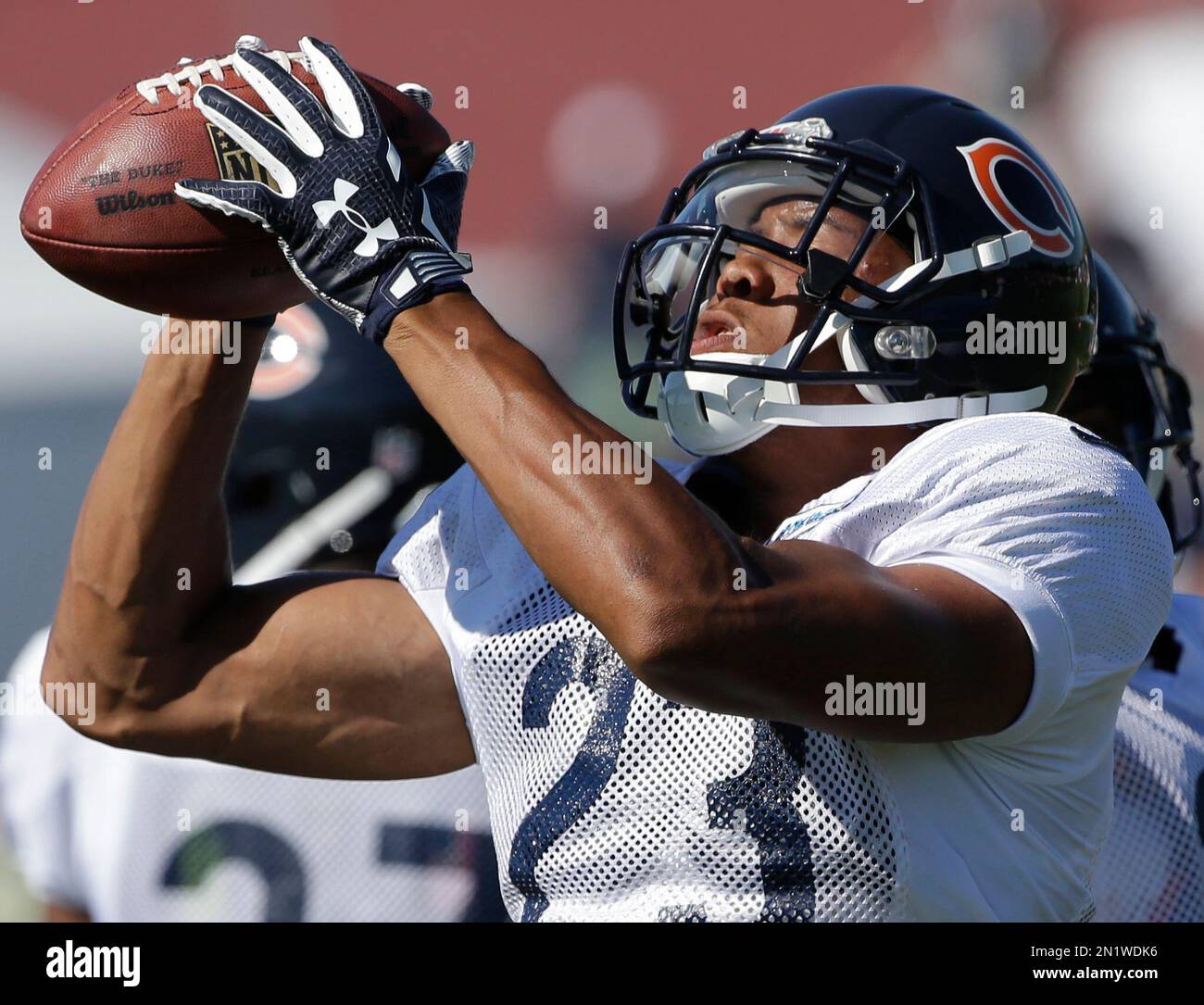 Chicago Bears cornerback Kyle Fuller catches a ball during an NFL ...