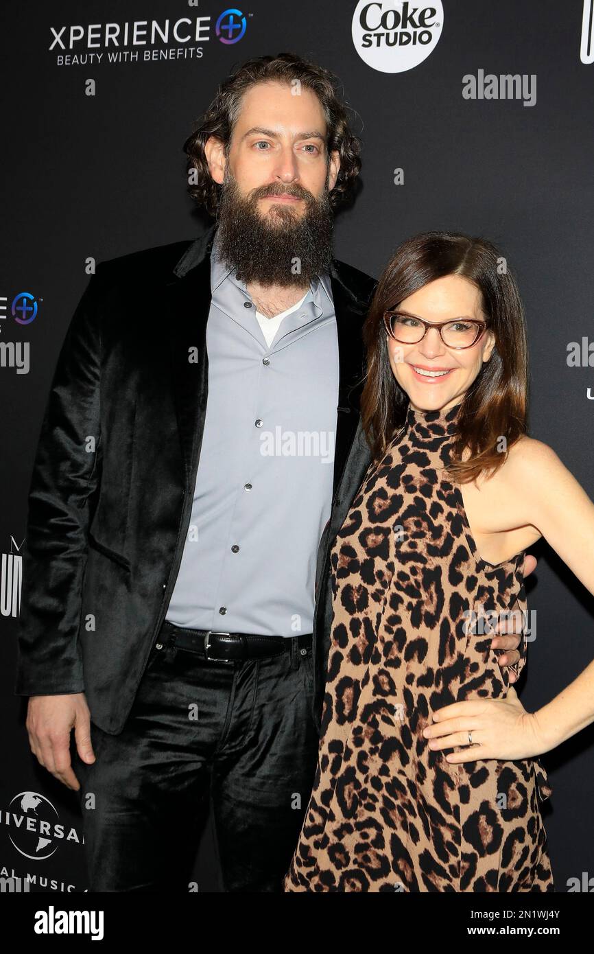 LOS ANGELES - DEC 5: Roey Hershkovitz, Lisa Loeb at the Universal Music ...