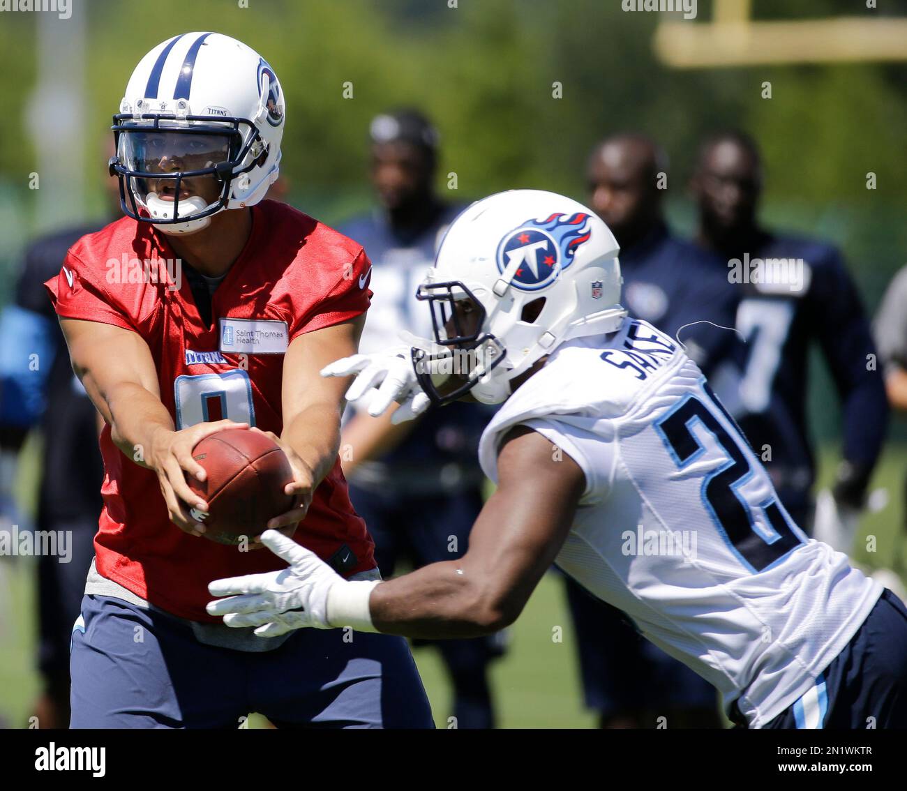 Tennessee Titans quarterback Marcus Mariota (8) fakes a handoff to ...