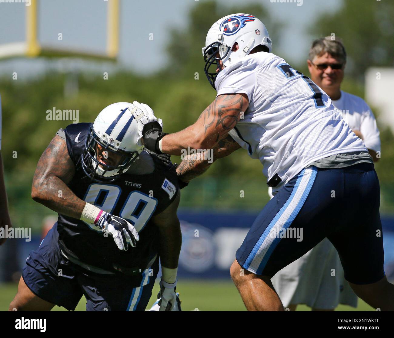 Tennessee Titans tackle Taylor Lewan, right, blocks defensive end ...