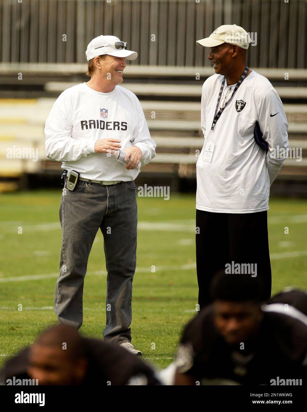 Oakland Raiders owner Mark Davis, left, talks with Hall of Fame ...