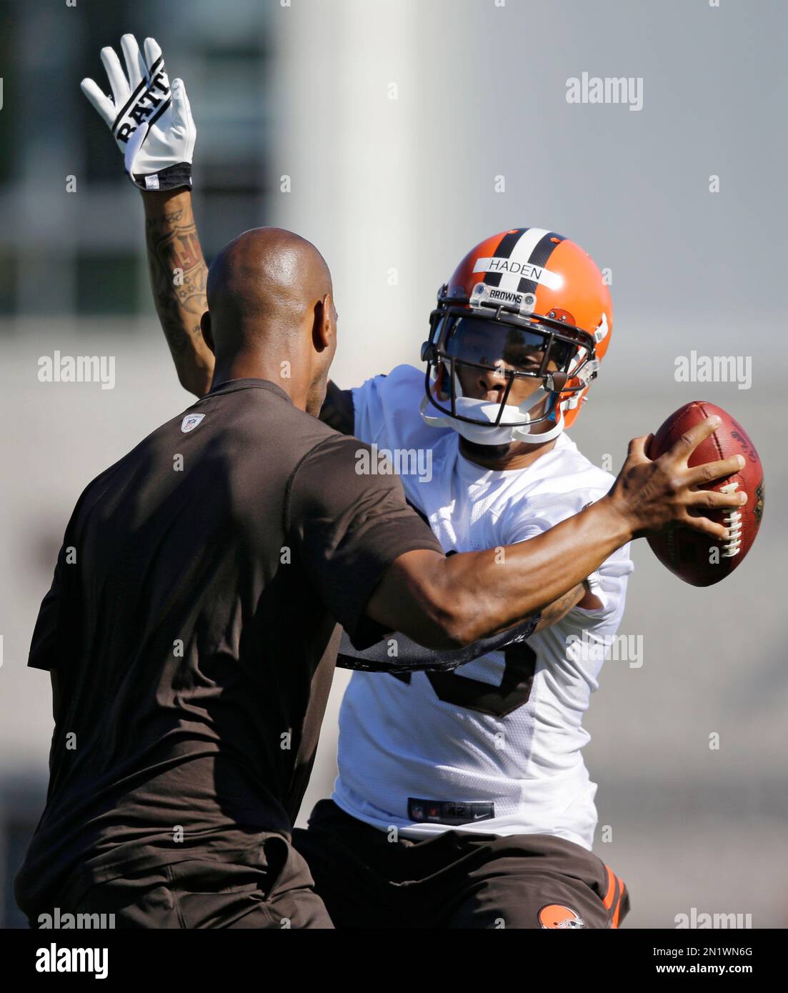 Cleveland Browns cornerback Joe Haden, right, works on a drill during ...