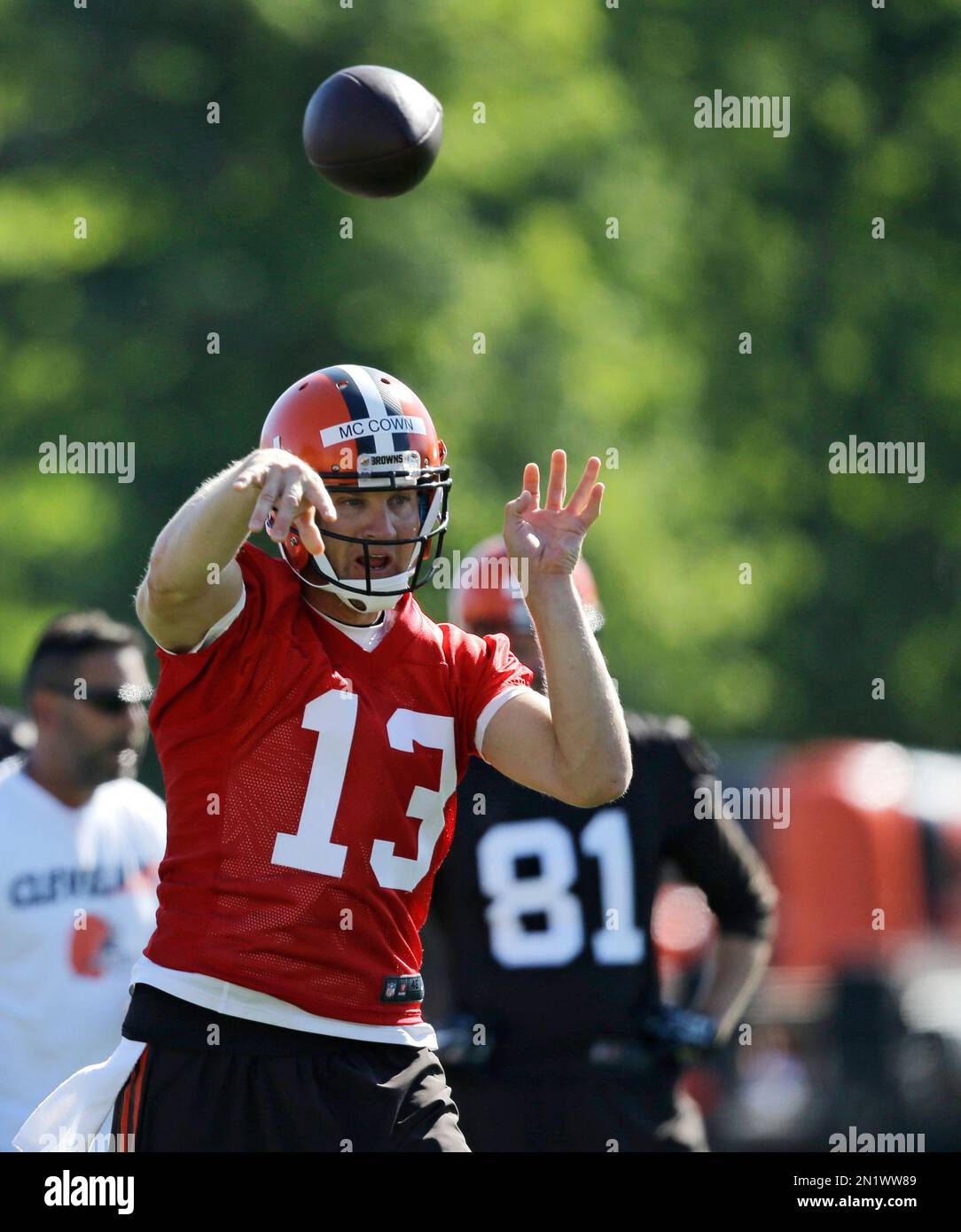 Cleveland Browns quarterback Josh McCown throws a pass during practice ...