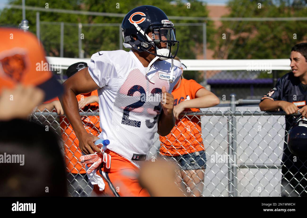 Chicago Bears cornerback Kyle Fuller runs to the field during an NFL ...
