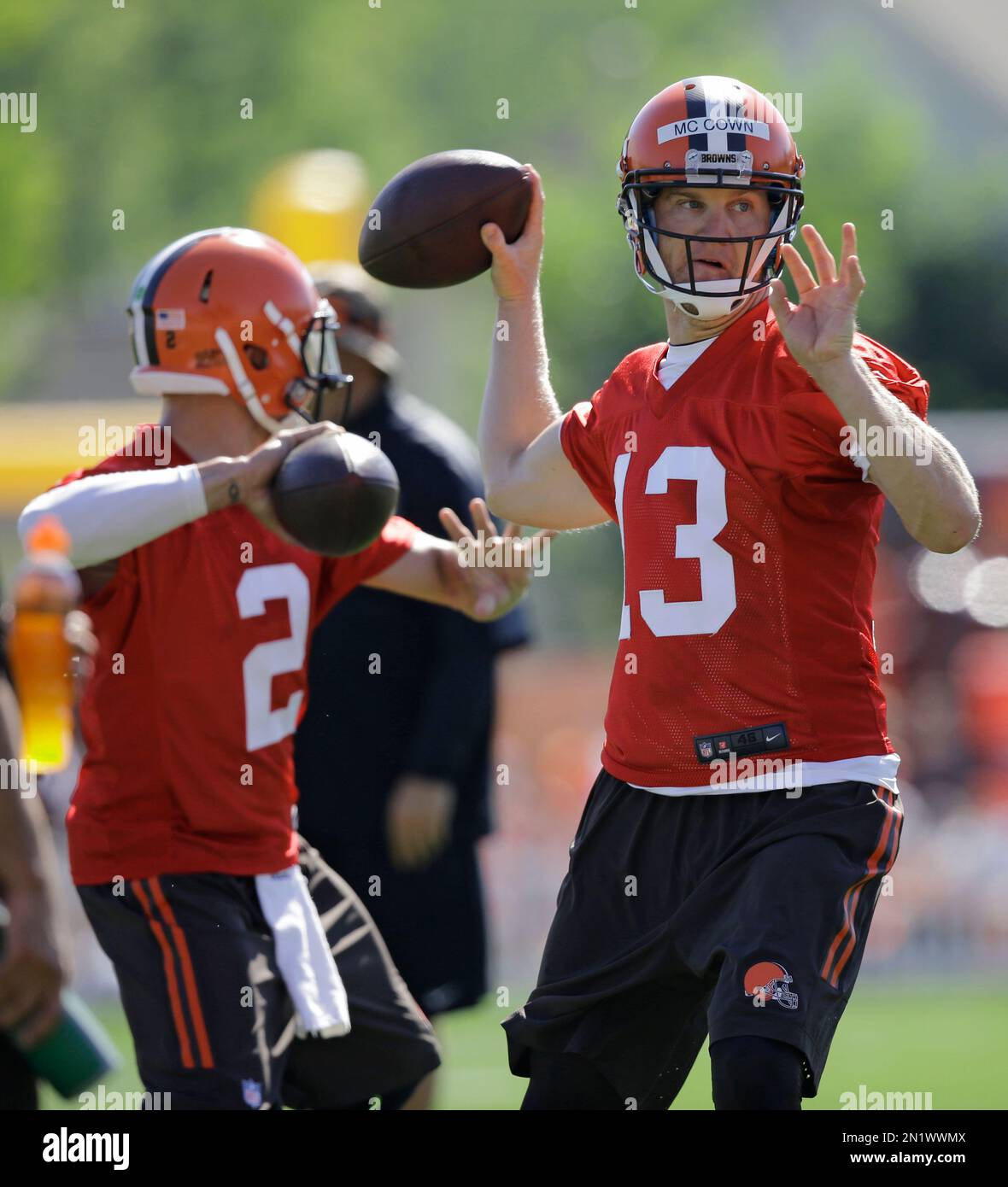 Cleveland Browns quarterback Josh McCown (13) and quarterback Johnny ...