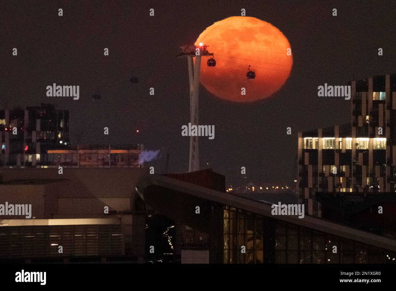 London UK 6th February 2023 UK Weather 99 1 Full Moonrise Makes london-uk-6th-february-2023-uk-weather-99-1-full-moonrise-makes