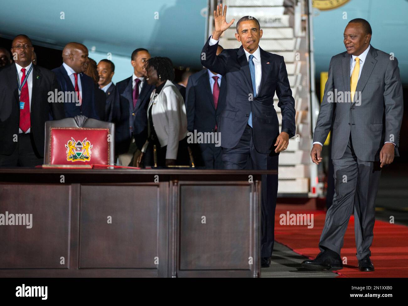 President Barack Obama waves as he walks with Kenyan President Uhuru ...