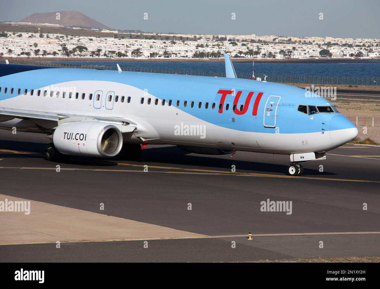 Boeing 737 800 tui hi-res stock photography and images - Alamy