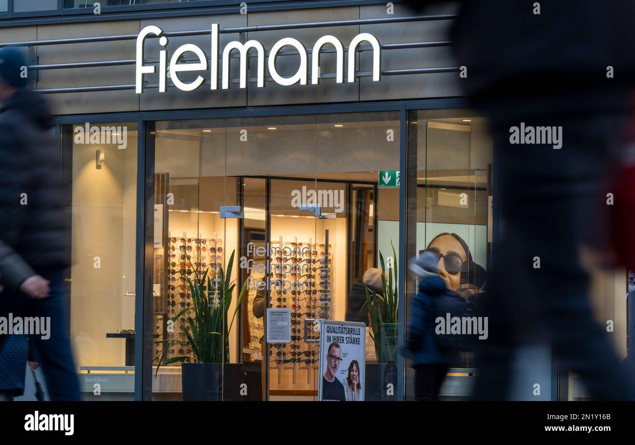 Fielmann logo hi-res stock photography and images - Alamy