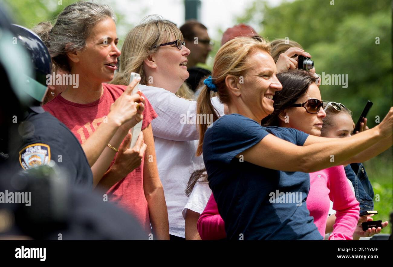 Central Park visitors stop to catch a glimpse of President Barack Obama ...