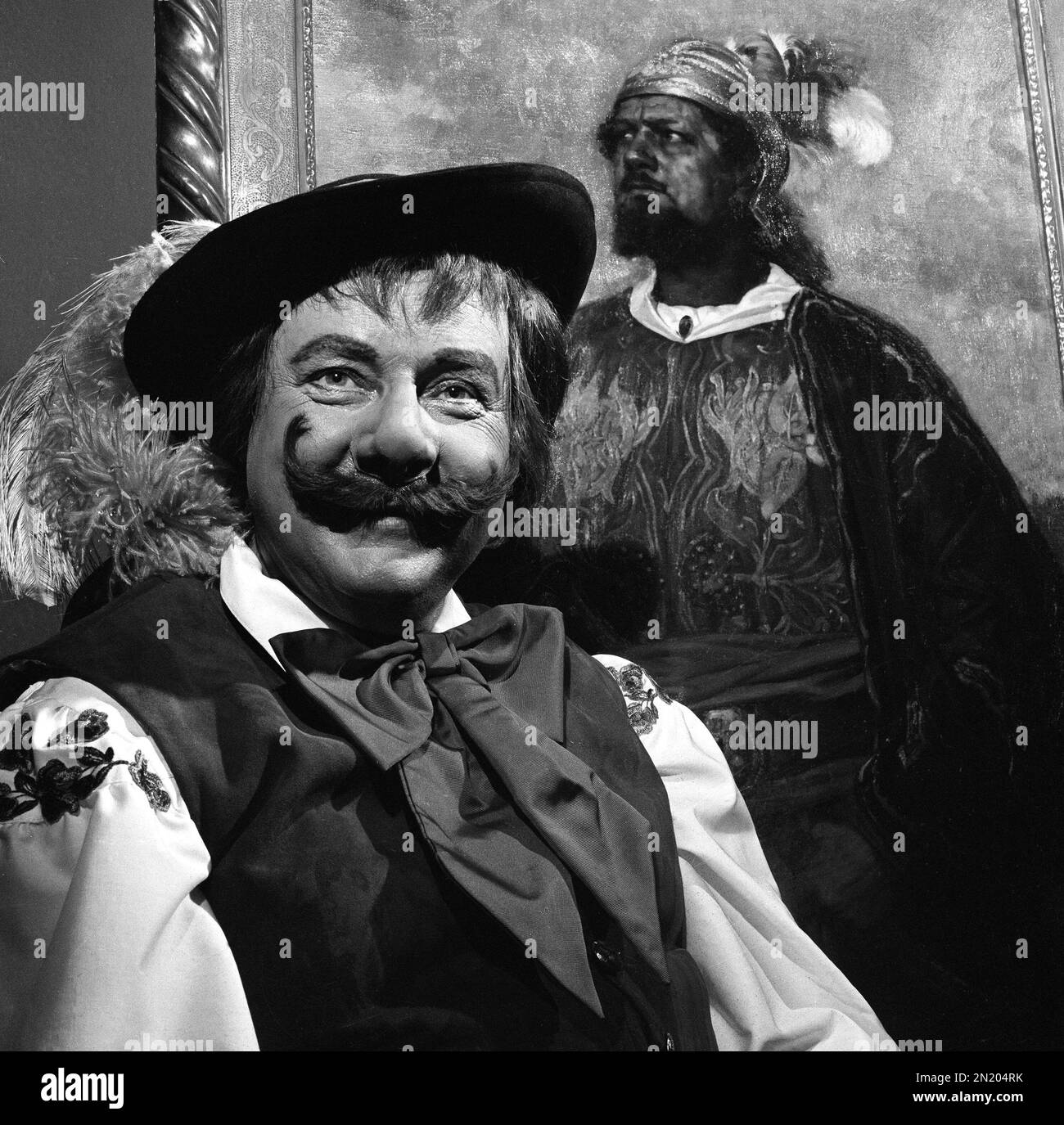 Stage star Walter Slezak, pictured Nov. 23, 1959, ready for his ...