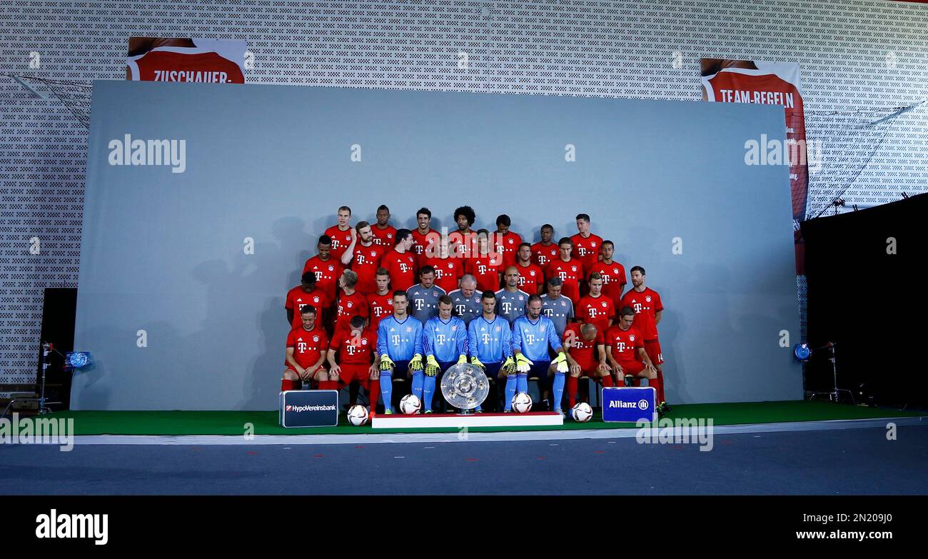 Bayern's team, fourth row from left, Holger Badstuber, Jerome Boateng ...