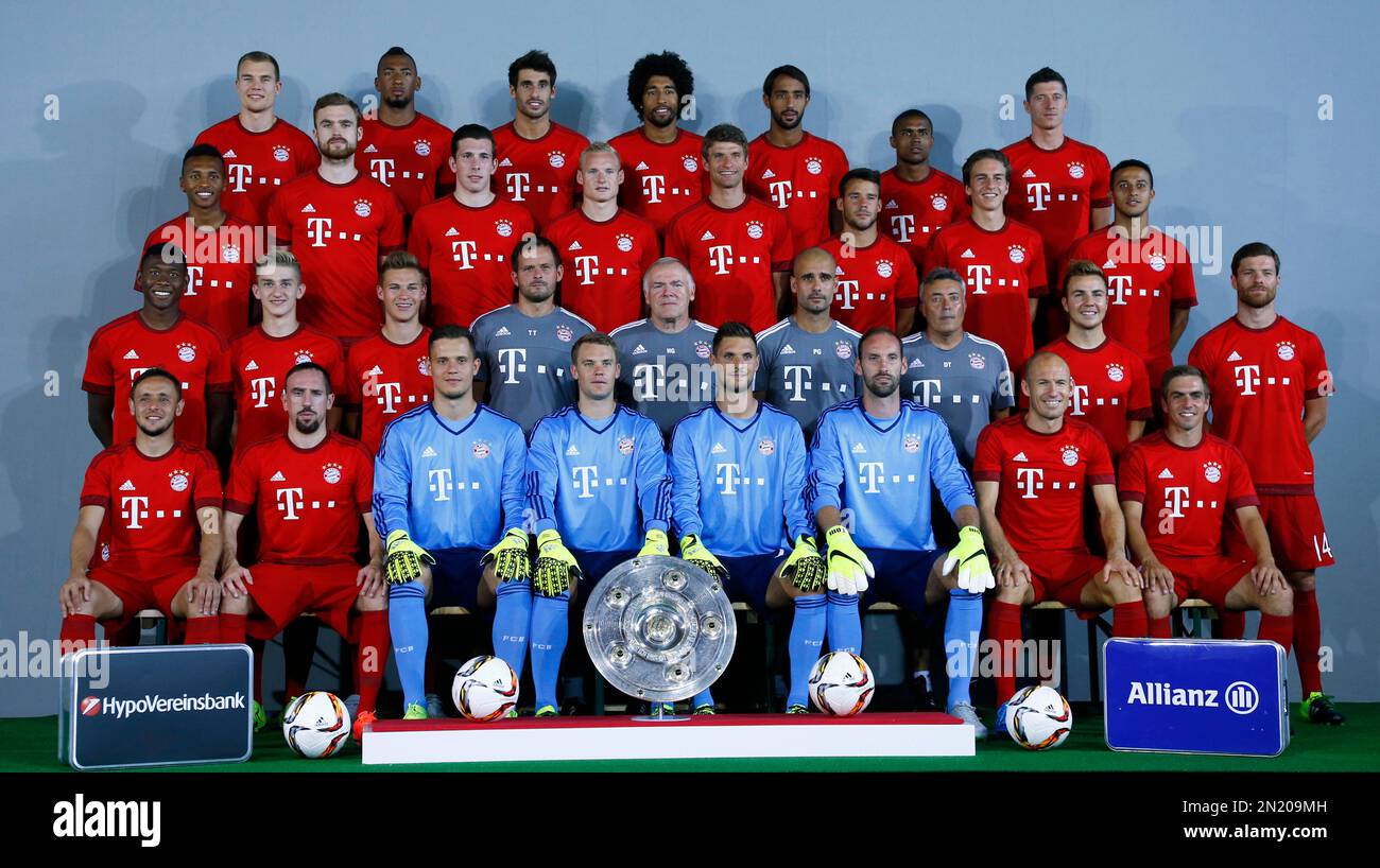 Bayern's team, fourth row from left, Holger Badstuber, Jerome Boateng ...