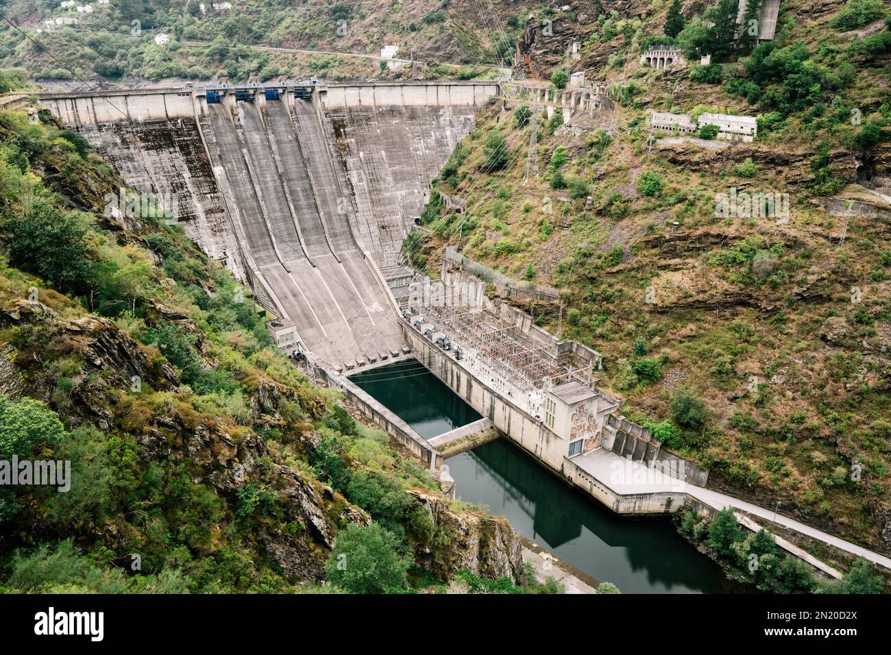 WATER DAM IN A VALLEY SURROUNDED BY TREES Stock Photo - Alamy