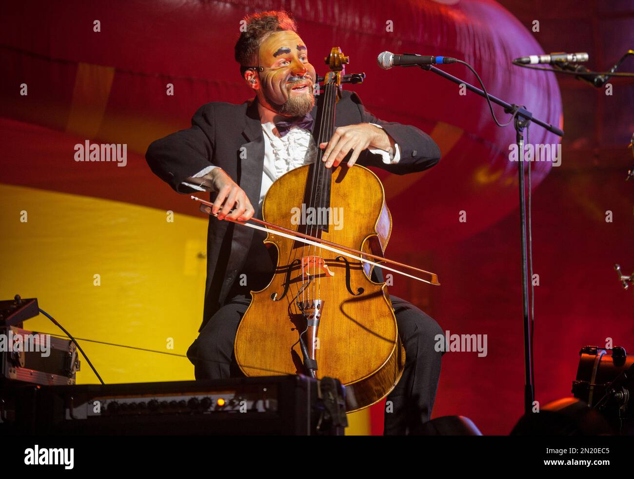 Teddy Rankin-Parker of Primus and the Chocolate Factory with The Fungi ...