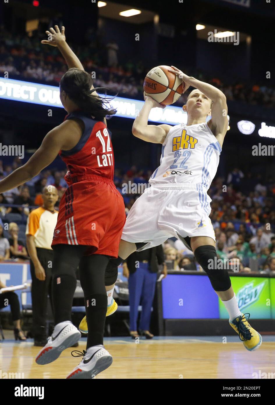 Chicago Sky's Courtney Vandersloot (22) shoots past Washington Mystics ...