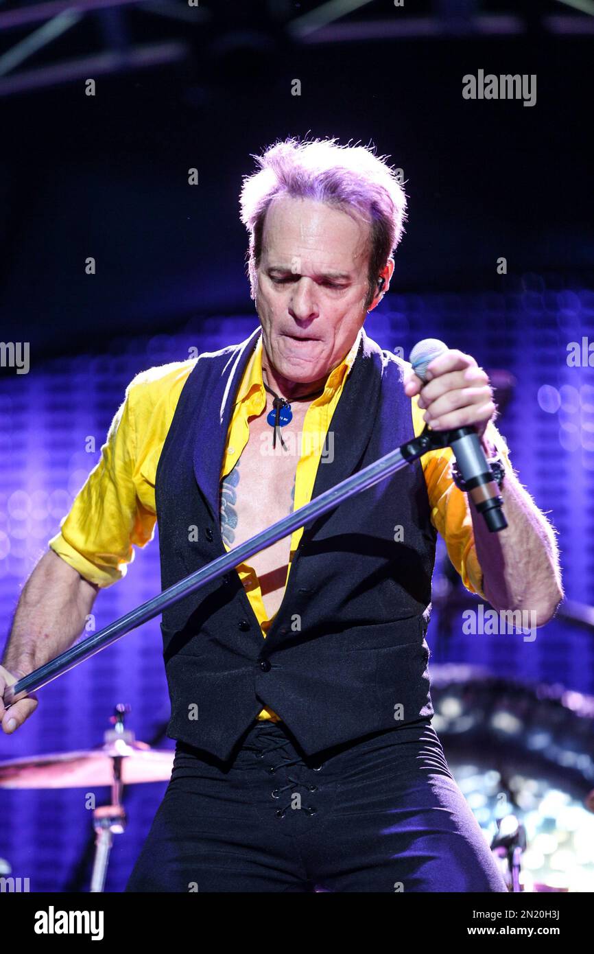 David Lee Roth of Van Halen performs at the Irvine Meadows Amphitheatre ...