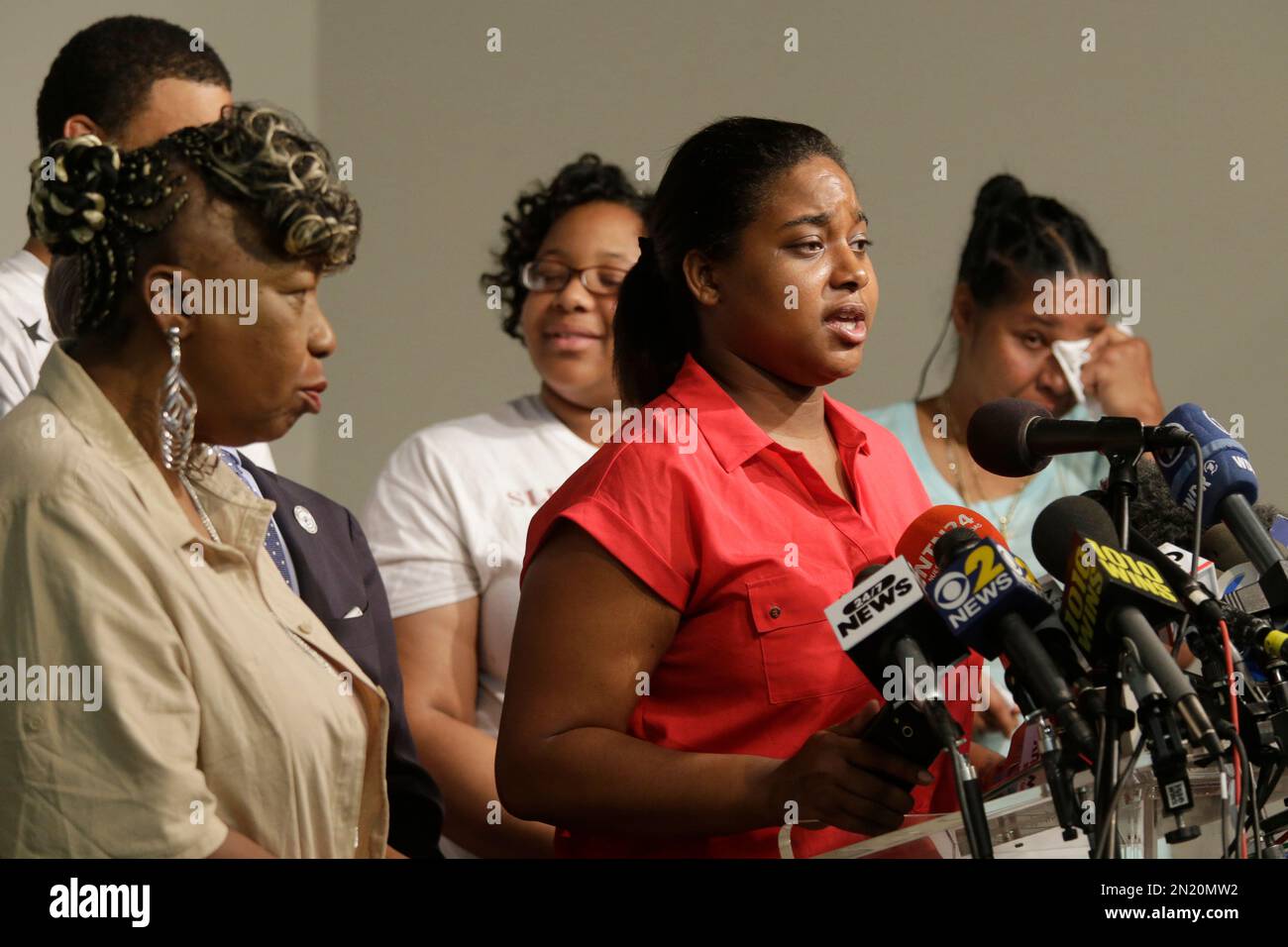 Eric Garner's daughter Erica Garner, center is joined by his mother ...