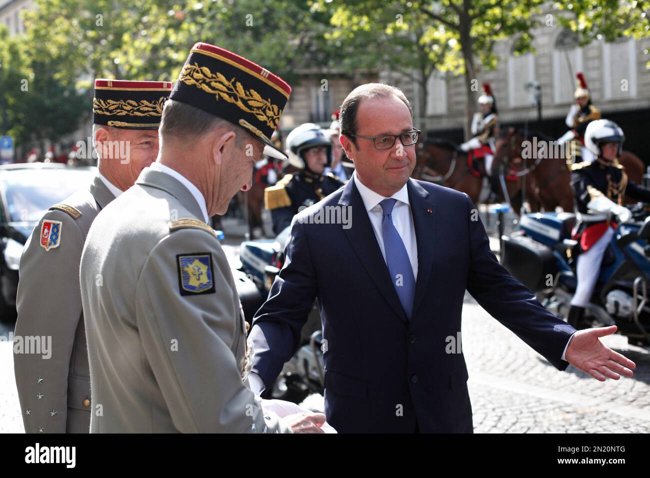 French President Francois Hollande, right, talks with French Army Chief ...