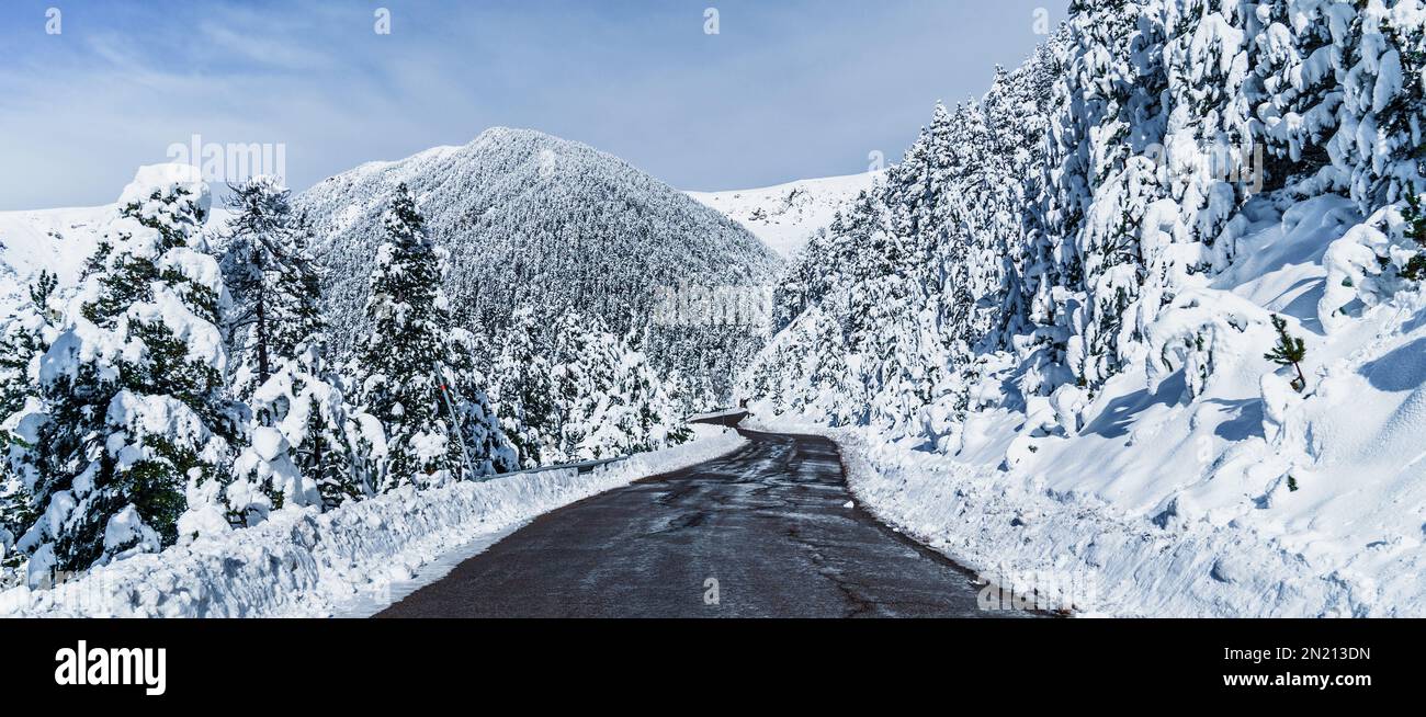 Winding asphalt road hi-res stock photography and images - Alamy