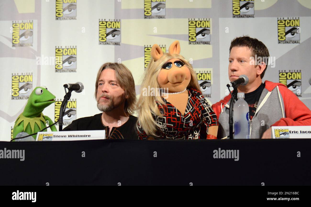 Kermit the Frog, left, puppeteer Steve Whitmire, Miss Piggy, and ...