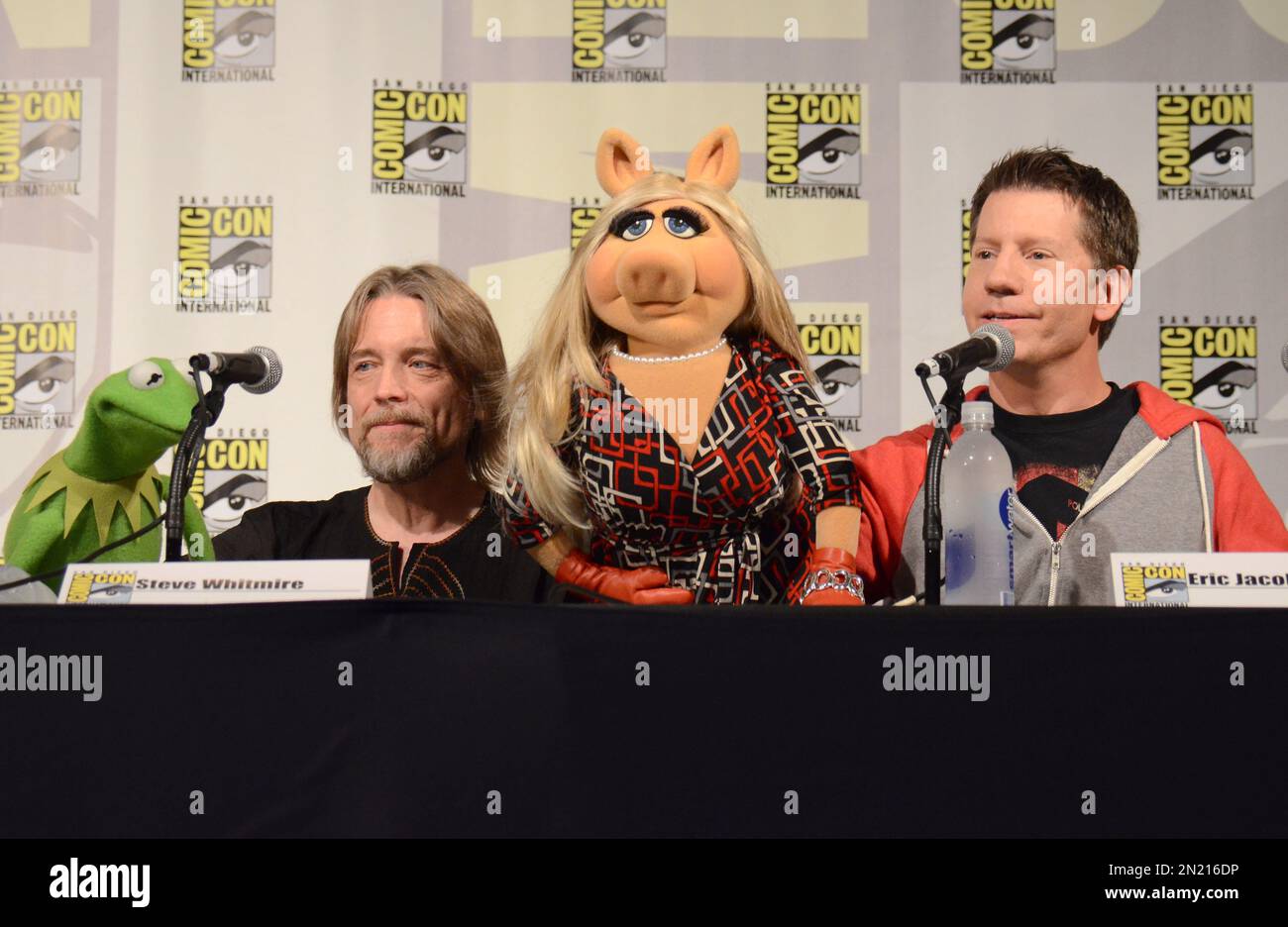 Kermit the Frog, left, puppeteer Steve Whitmire, Miss Piggy, and ...