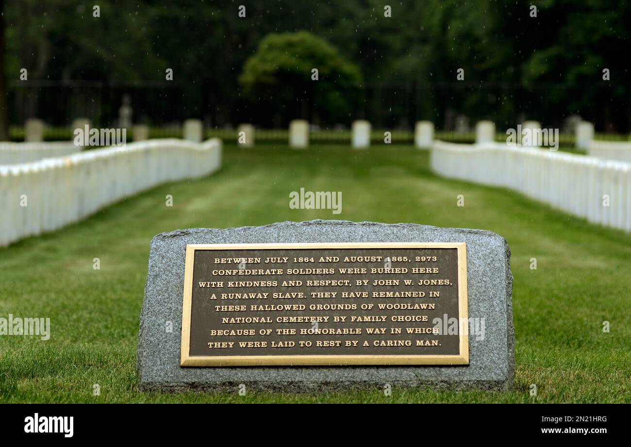 A plaque at the Woodlawn National Cemetery conveys how Confederate ...