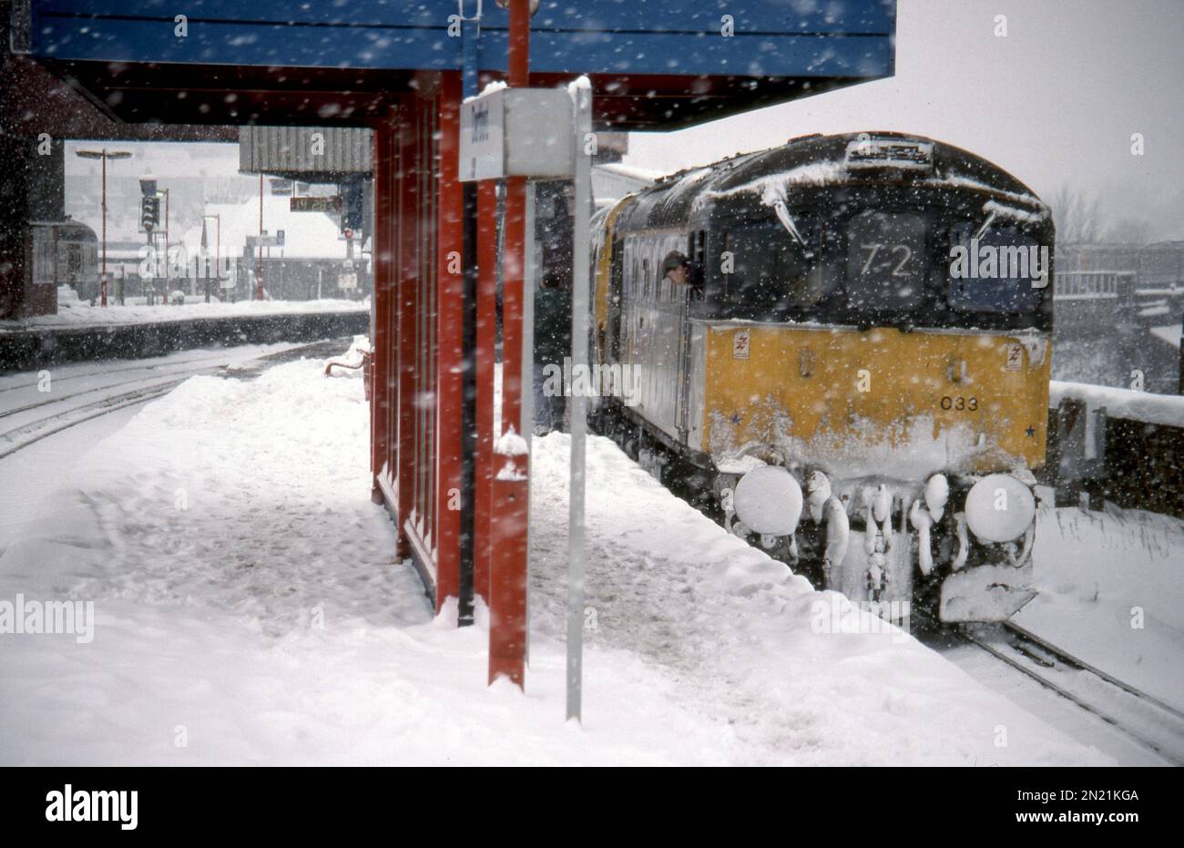 A wintery scene at Dartford station as Class 33 'Crompton' 33033 hooks ...