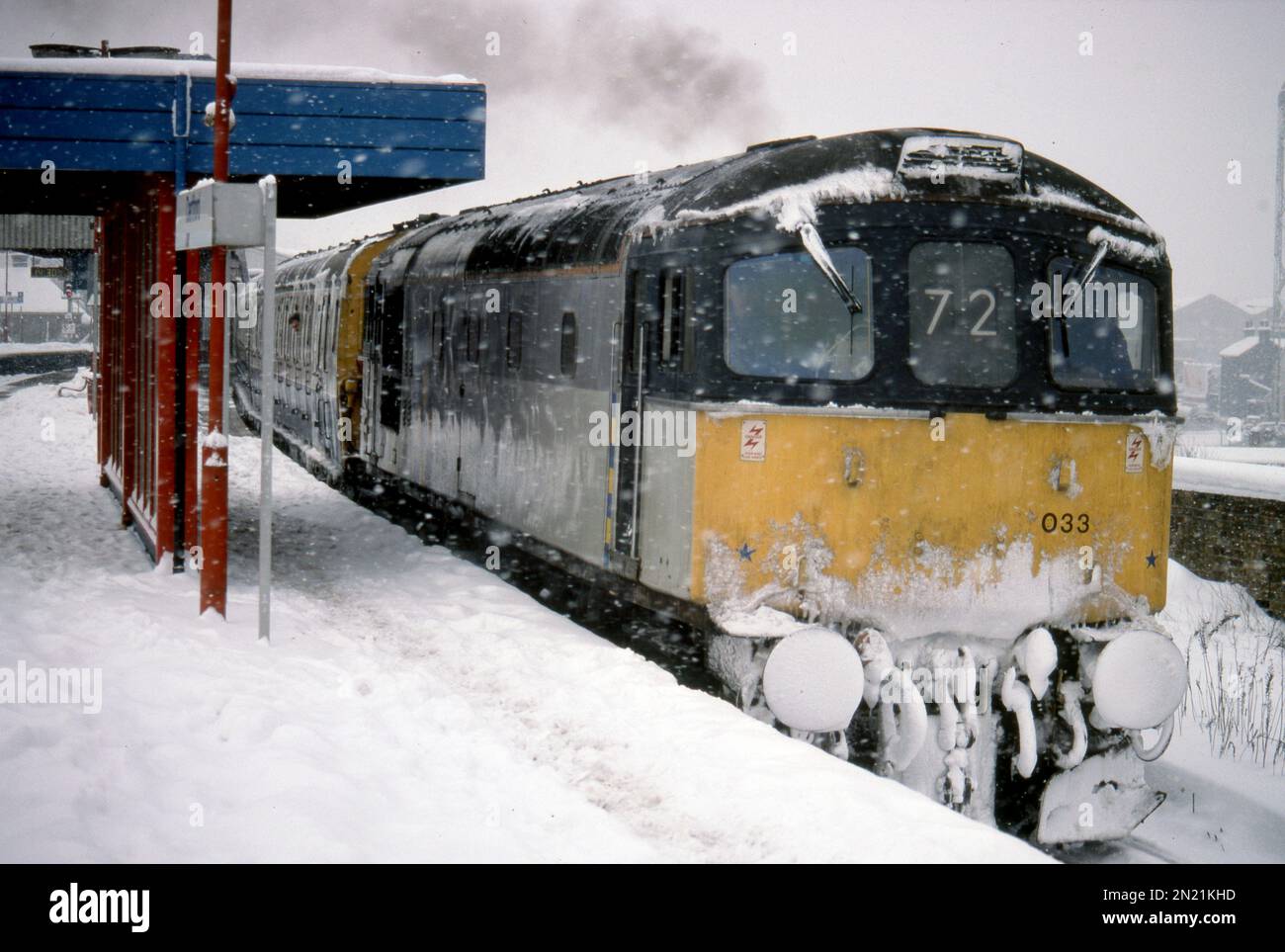 A wintery scene at Dartford station as Class 33 'Crompton' 33033 hooks ...