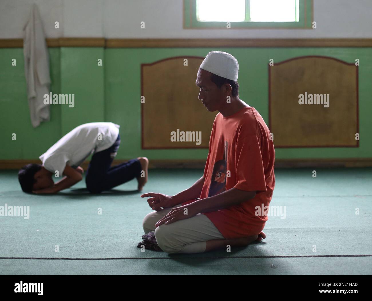 Filipino Muslim Munib Dalidig prays at the Marikina Islamic Mosque ...