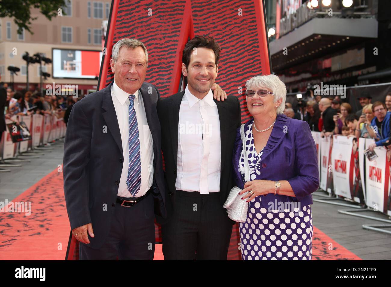 Paul Rudd poses with his uncle Roy Bean, left, and auntie Shirley Bean ...
