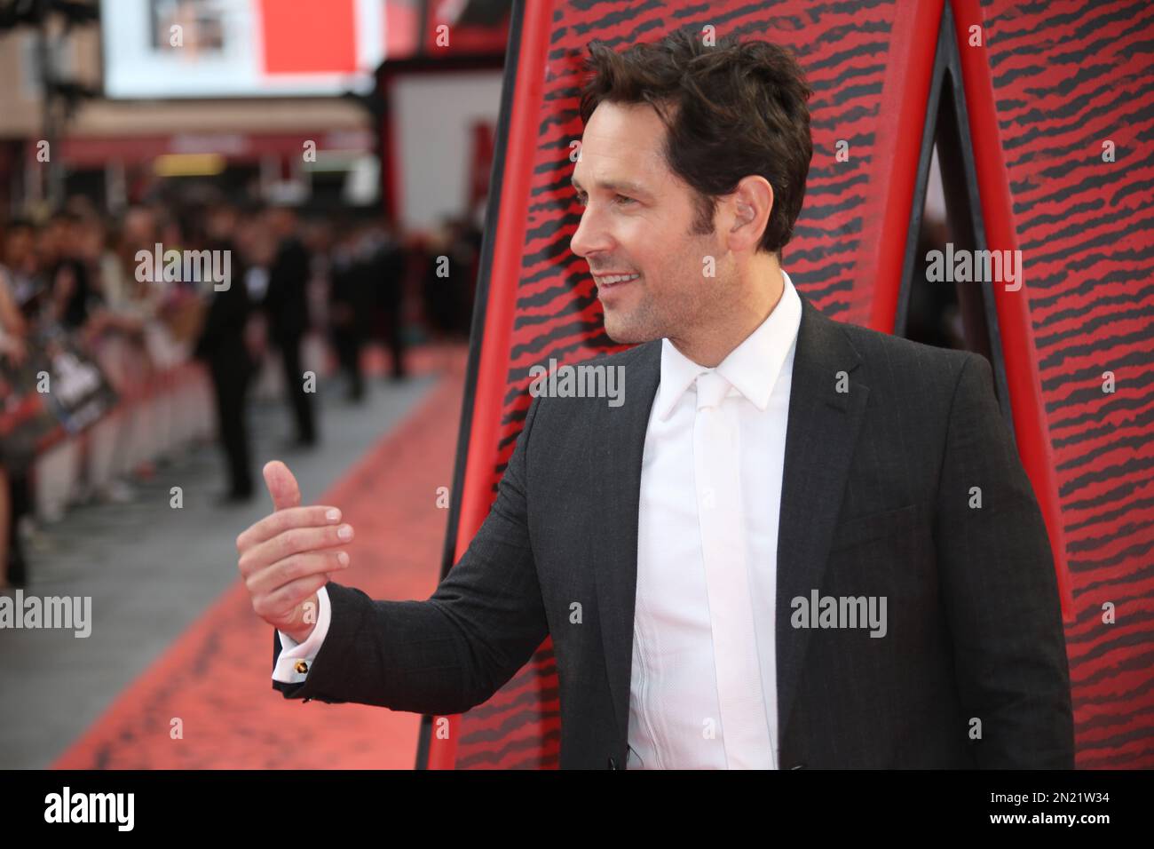 Paul Rudd beckons his family to join him on the red carpet at the Ant ...