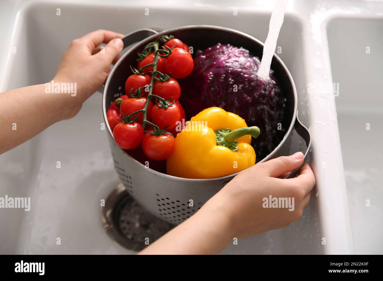 Hands washing ripe vegetables hi-res stock photography and images - Alamy