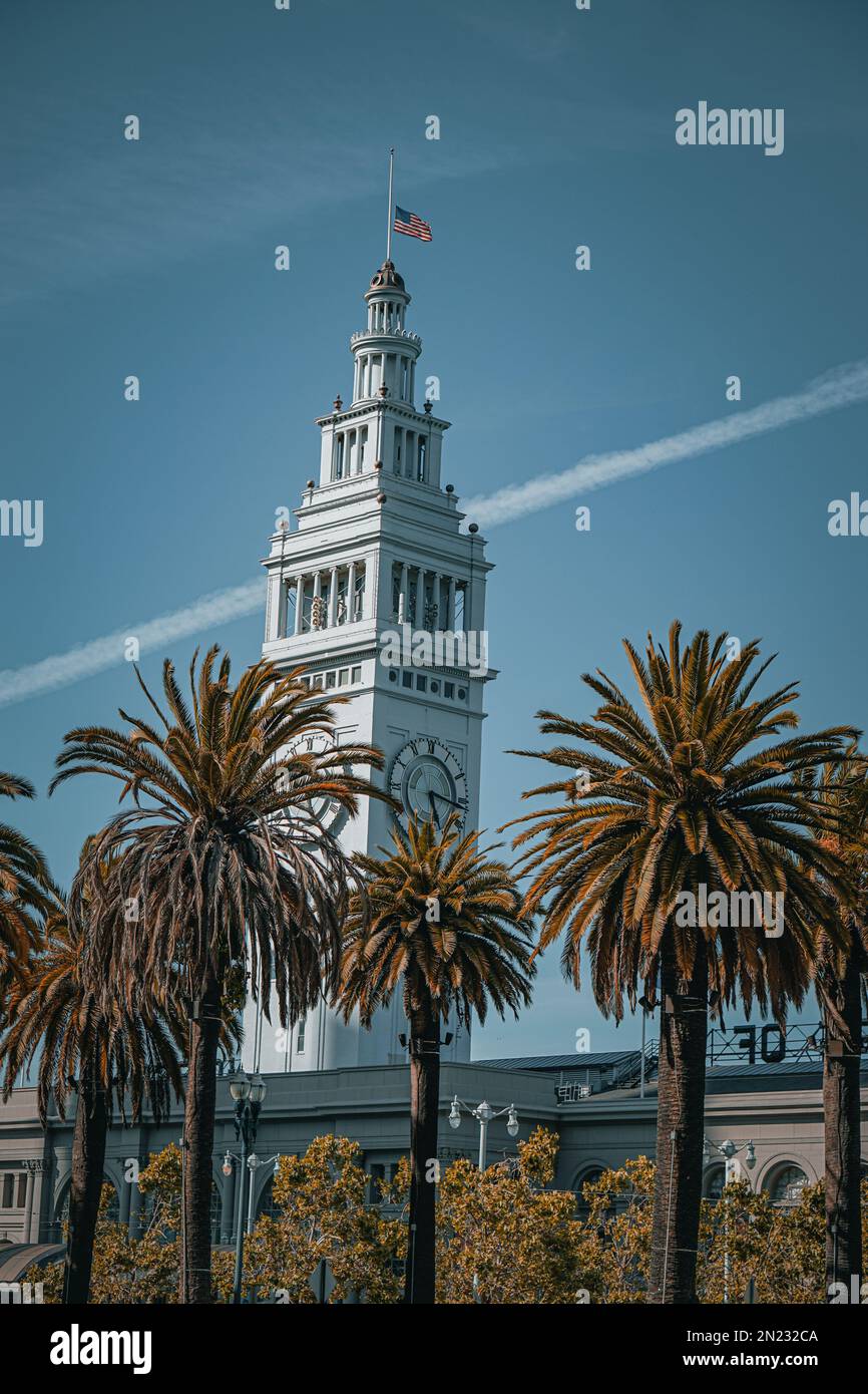 Straight tower hi-res stock photography and images - Alamy