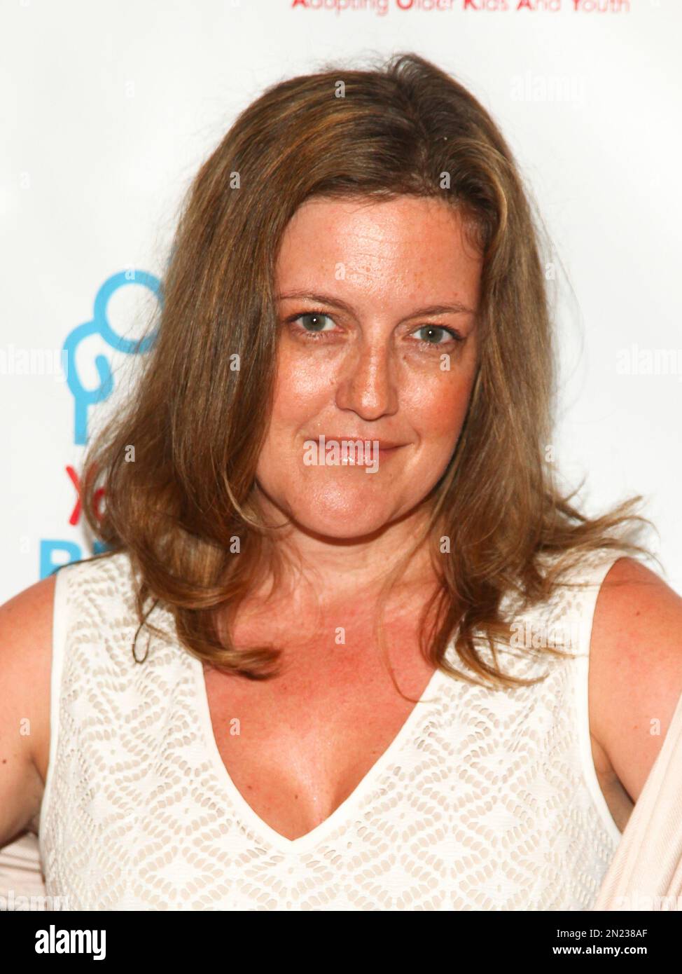 Jennifer Simard attends Voices for The Voiceless: Stars for Foster Kids ...