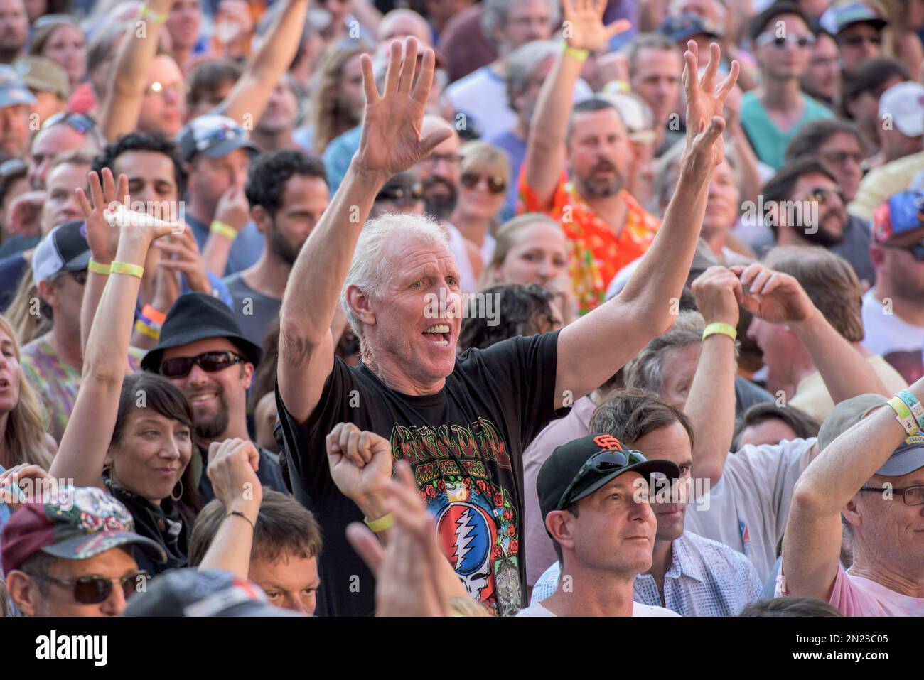 Bill Walton dancing at Grateful Dead Fare Thee Well Show at Levi's ...